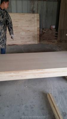 Cina Tavola di legno di pino per officina Tavola di pino solida personalizzabile con densità 480-550 kg/m3 in vendita