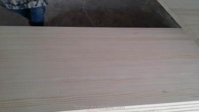 Cina Tavola di legno di pino per officina Tavola di pino solida personalizzabile con densità 480-550 kg/m3 in vendita