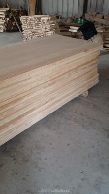 Cina Tavola di legno di pino massello personalizzabile con tenore di umidità 8-12% e consistenza naturale in vendita