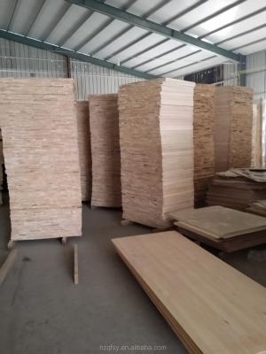 Cina Tavola di legno di pino massello personalizzabile con tenore di umidità 8-12% e consistenza naturale in vendita