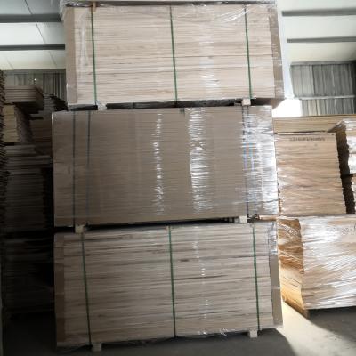 Cina 8%-12% Contenuto di umidità Tavola di pioppo Tavola solida di rivestimento sbiancato per la costruzione di edifici in vendita