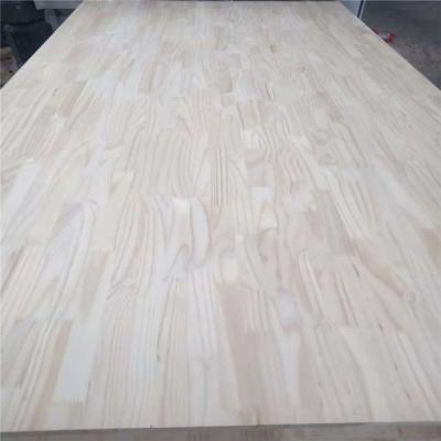 Cina Finger Joint Board Finito e superficie pulita per il pino Paulownia pioppo legno di gomma in vendita