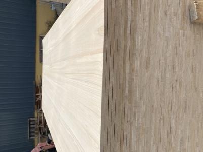 Cina Tavole di legno di paulownia con campione libero contenuto di umidità 8%-12% stile di design moderno in vendita