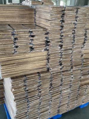 Cina Mensole galleggianti in legno naturale bruciato in un design moderno per l'organizzazione di libri da parete in vendita