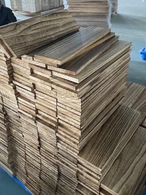 Cina Mensole galleggianti in legno naturale bruciato in un design moderno per l'organizzazione di libri da parete in vendita
