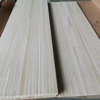 Cina 280-300 kg/cbm Densità Palle di legno di paolownia Palle di legno per colla ambientale E0/E1 in vendita