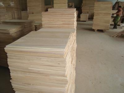 China Blad van massief hout Paulownia van kwaliteit BC voor natuurlijke of gebleekte foliën Te koop