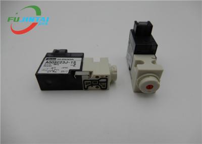 Cina SMT REPLACEMENT PARTS JUKI 3-PORT SOLENOID VALVE PV130305000 A00SC23J-1S-Z in vendita