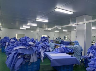 Cina Logo su misura grinza protettiva eliminabile sterile dell'abito anti in vendita