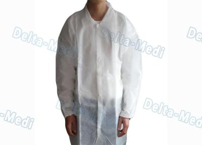 China O visitante descartável não tecido do branco reveste o isolamento Eco da poeira/bactérias - amigável à venda