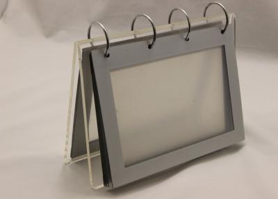 Chine Support acrylique de calendrier de bureau de pays blanc d'OEM/ODM avec l'anneau en métal à vendre