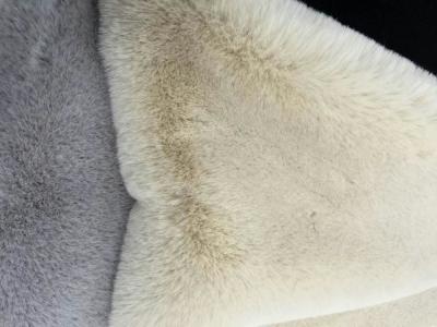 Cina Super morbido 100% poliestere 20-25mm D tessuto a maglia pelliccia di coniglio tessuto per il comfort in vendita