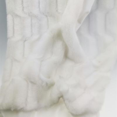 Cina 500 metri di tessuto di peluche per abbigliamento e coperte realizzato in 100% poliestere a maglia PV in vendita