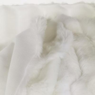 Cina 500 metri di tessuto di peluche per abbigliamento e coperte realizzato in 100% poliestere a maglia PV in vendita