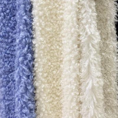 China Veelzijdig 100% polyester kunstmatig lang krullend bontstof voor kledingstukken van elke kleur Te koop