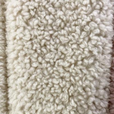 China Veelzijdig 100% polyester kunstmatig lang krullend bontstof voor kledingstukken van elke kleur Te koop