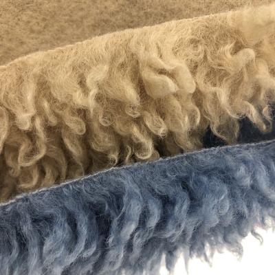 Cina Materiale anteriore 100% poliestere lunghe pile tessuto di pelliccia finta per abiti accoglienti e eleganti in vendita