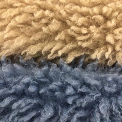 Cina Materiale anteriore 100% poliestere lunghe pile tessuto di pelliccia finta per abiti accoglienti e eleganti in vendita