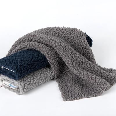 China Gepersonaliseerde warme en zachte teddy fleece stof voor kleding 100% polyester breedte 58/60 Te koop