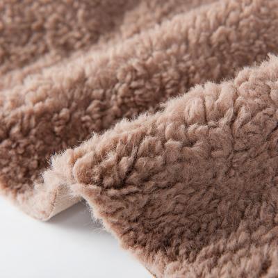 Cina Conteggio di filati personalizzabili 100% poliestere sherpa fleece Teddy Bonded suede tessuto a maglia in vendita
