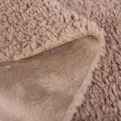 Cina Conteggio di filati personalizzabili 100% poliestere sherpa fleece Teddy Bonded suede tessuto a maglia in vendita