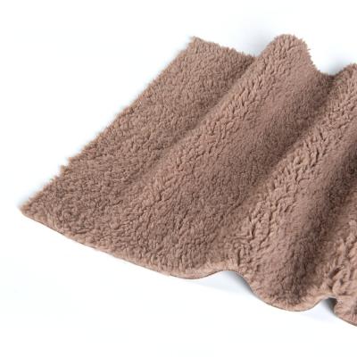 Cina Conteggio di filati personalizzabili 100% poliestere sherpa fleece Teddy Bonded suede tessuto a maglia in vendita