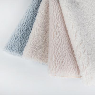 Chine Vêtement d'hiver en tissu à coquille douce avec dessin tricoté et fourrure fausse Teddy Sherpa en suède à vendre