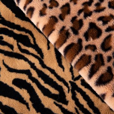China Tejido de piel de conejo falso personalizado con pila larga y densidad de acabado cepillado 133 × 100 en venta