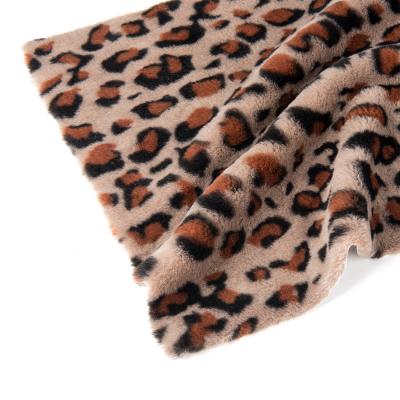 China Gepersonaliseerd geprint nep konijnvelstof voor kleding 100% polyester pluis winddicht Te koop