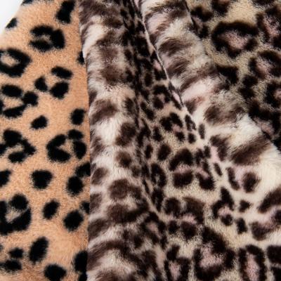 Cina Tessuto di pelliccia di coniglio stampato su misura per abbigliamento 100% poliestere a prova di vento in vendita