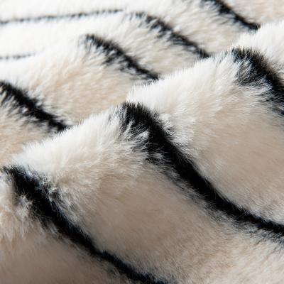 Cina Supersoft Faux Rabbit Mink Fur Short Hair Windproof Rabbit Fur Fabric con Soft Hand Feeling in vendita