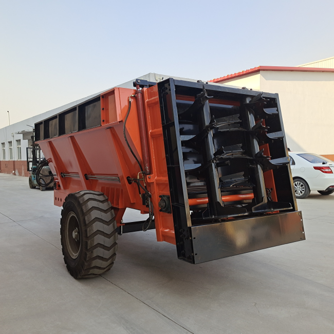 Traction type multifunctional fertilizer spreader