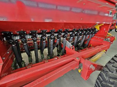 Cina Piantatrice di grano a basso costo regolabile per piantare i campi con precisione in vendita