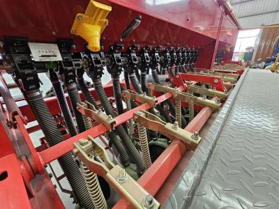 China Piantatore di sementi di grano con fertilizzante montato su trattore dalla Cina for sale