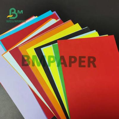 China Color rojo Bristol Paper sin recubrimiento 70gsm a los materiales múltiples del arreglo para requisitos particulares del color 250gsm en venta