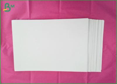 Chine Humidité brillante lisse du papier enduit 5.5-7.0% de pâte de bois de Vierge pour l'impression offset à vendre