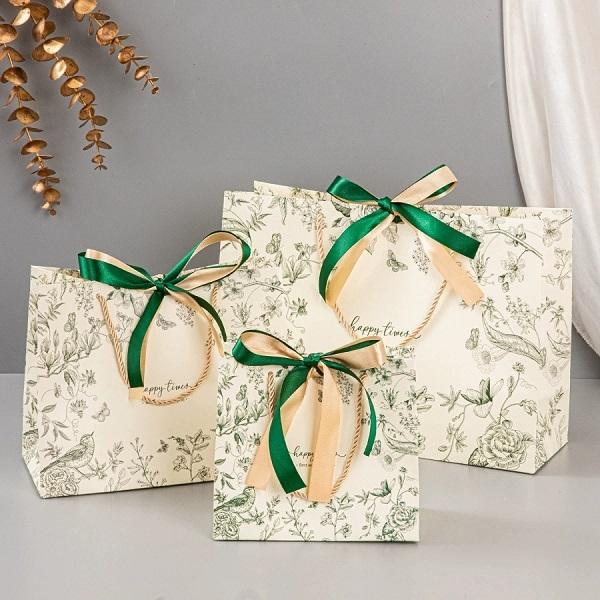 Quality Vintage Floral Paper Gift Bags with Ribbon Closure for Boutique Retail for sale