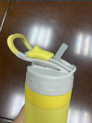 Cina OEM bevente del commestibile della bottiglia di acqua pieghevole del silicone 500ML 9x23cm in vendita