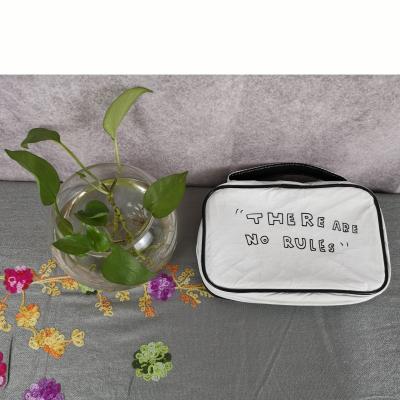 Cina Elegante modello floreale bianco grande capacità borsa lavabile da viaggio cosmetica con cerniera in vendita