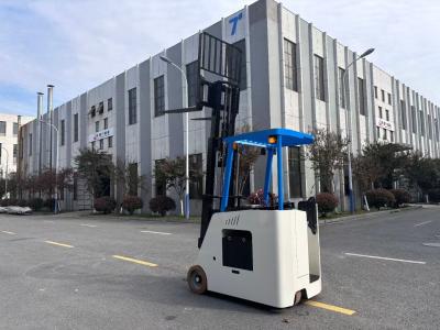 Cina Side Standard  Electric Counterbalance Forklift  Rated Load  2000 KG Height Increase 2845 mm in vendita