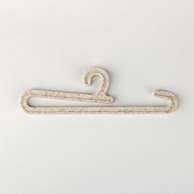 China A peúga plástica amigável de Eco engancha CCM60 o trigo Straw Material Small Plastic Hanger à venda