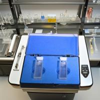 China Customizable Quartz Flow Cuvette 10mm Micro Quartz Cell with OEM Support for sale