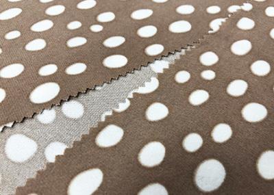 China 140GSM 100 Percenten van het de Stoffenwater van het Polyesterfluweel de Druk voor Bruine Huis Textiel Witte Punten Te koop