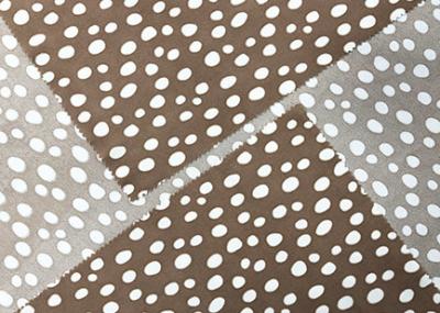 China 140GSM 100 Percenten van het de Stoffenwater van het Polyesterfluweel de Druk voor Bruine Huis Textiel Witte Punten Te koop