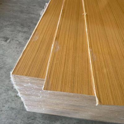 Cina Fogli di legno compensato UV Topcoat Teak Veneer 25 mm per pannelli a parete in vendita