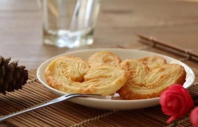 中国 ヨーロッパで人気のソフトケーキクッキー オリジナルチーズバタフライクラッカー 販売のため