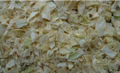 China DEHYDRATED WHITE ONION FLAKES 1.8-2.2MM, A GRADE WIDLY USED FOR FOOD for sale