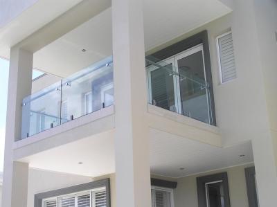 China Stainless steel spigot glass railing/ glass balustrade for balcony use design for sale