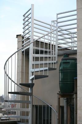 China Duplex use spiral staircase with stainless steel railing design for sale