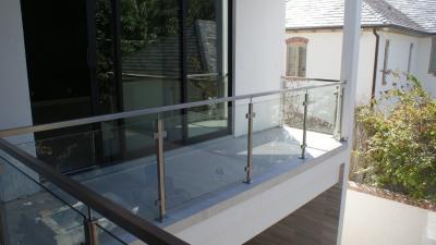 China Glass Railing/ Glass Balustrade with Stainless Steel Post for Balcony Design for sale